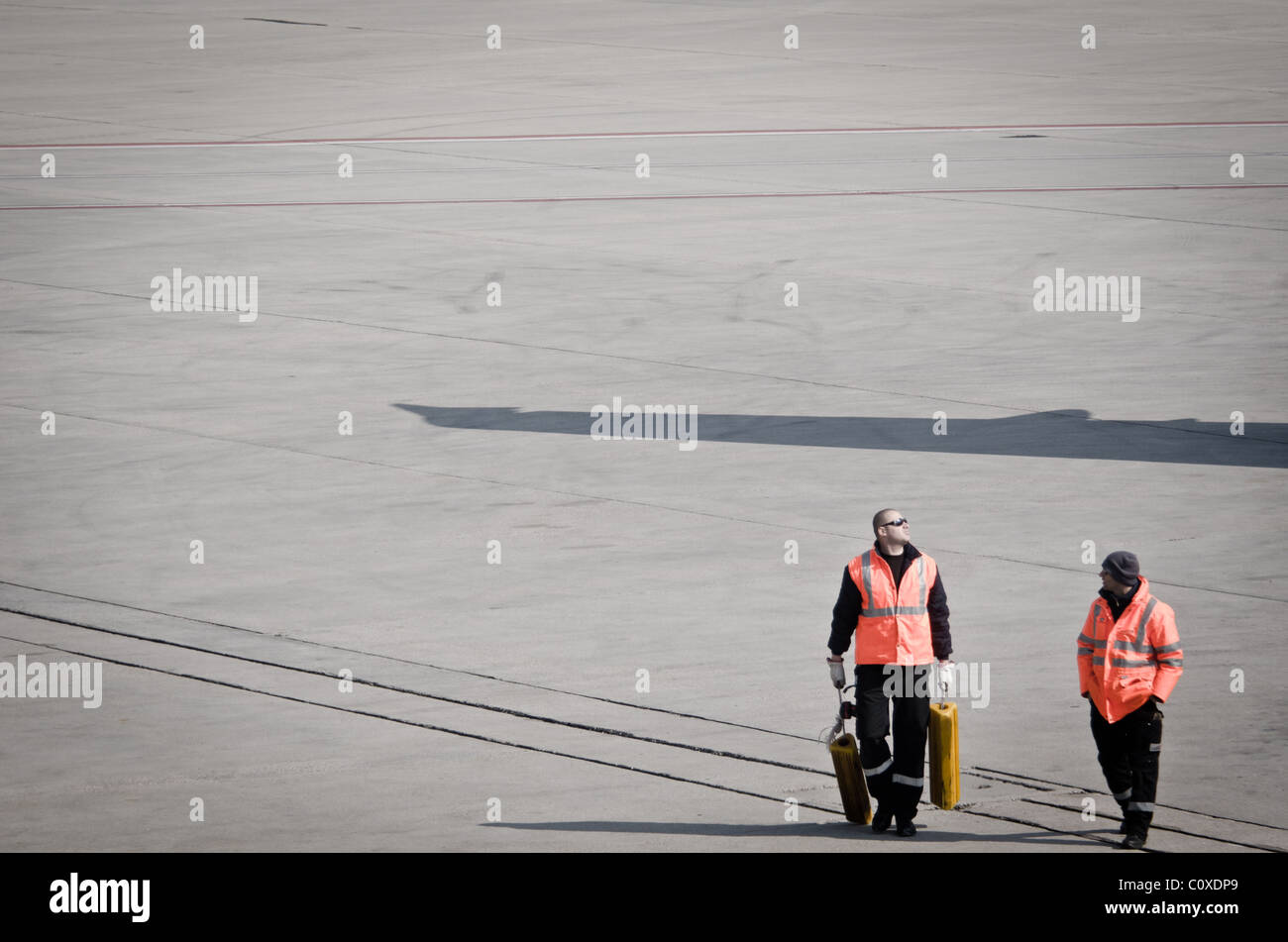 Airport workers hi-res stock photography and images - Alamy