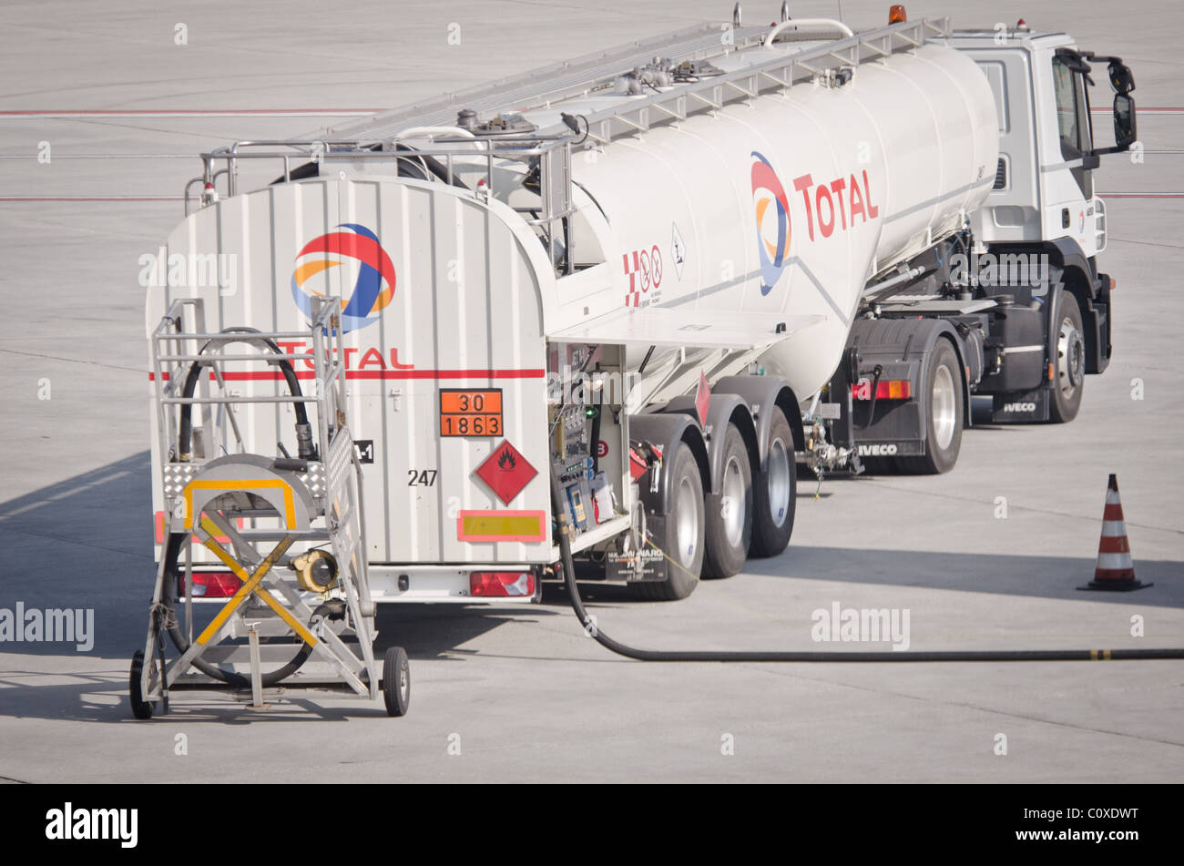 Fuel tanker at airport refueling aircraft Stock Photo - Alamy