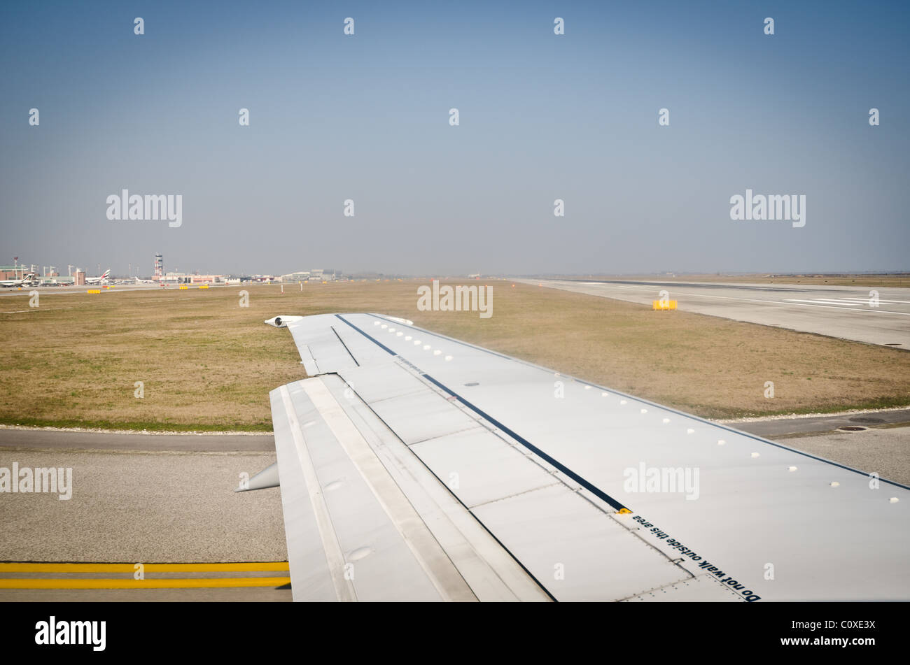 Runway and aircraft hi-res stock photography and images - Alamy