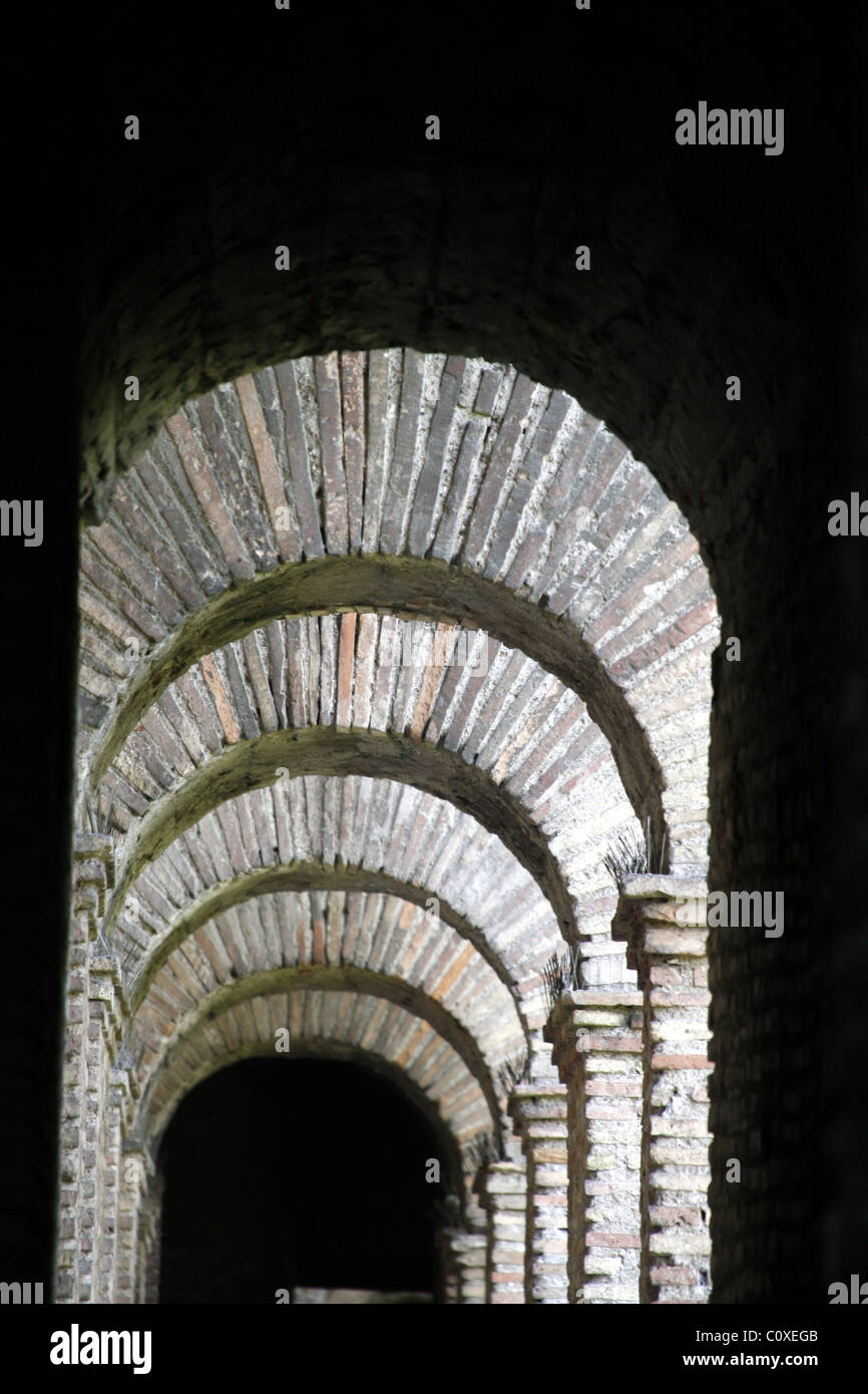 Line roman brick arches hi-res stock photography and images - Alamy
