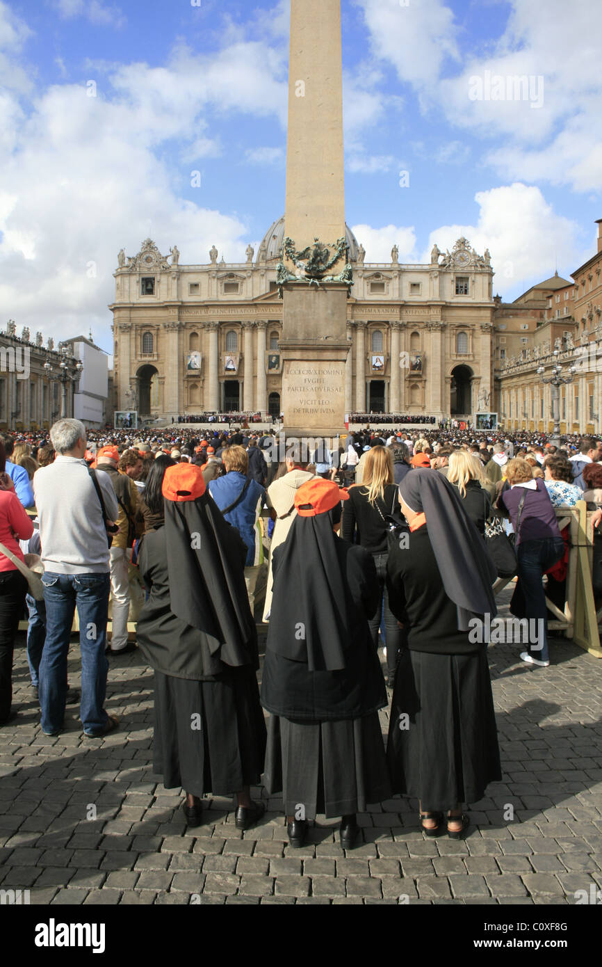 pilgrims in the vatican square rome, italy Stock Photo - Alamy