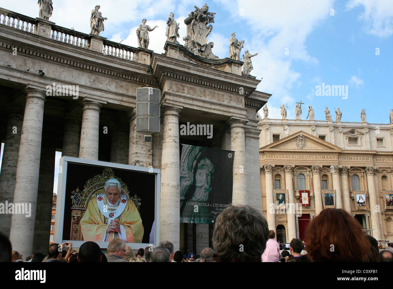 pilgrims in the vatican square rome, italy Stock Photo - Alamy