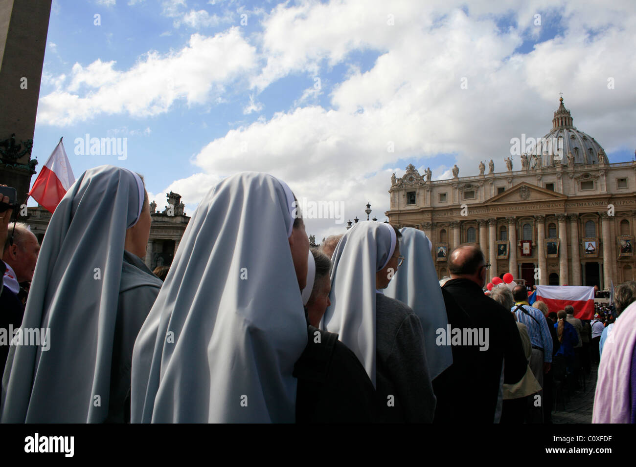 pilgrims in the vatican square rome, italy Stock Photo - Alamy