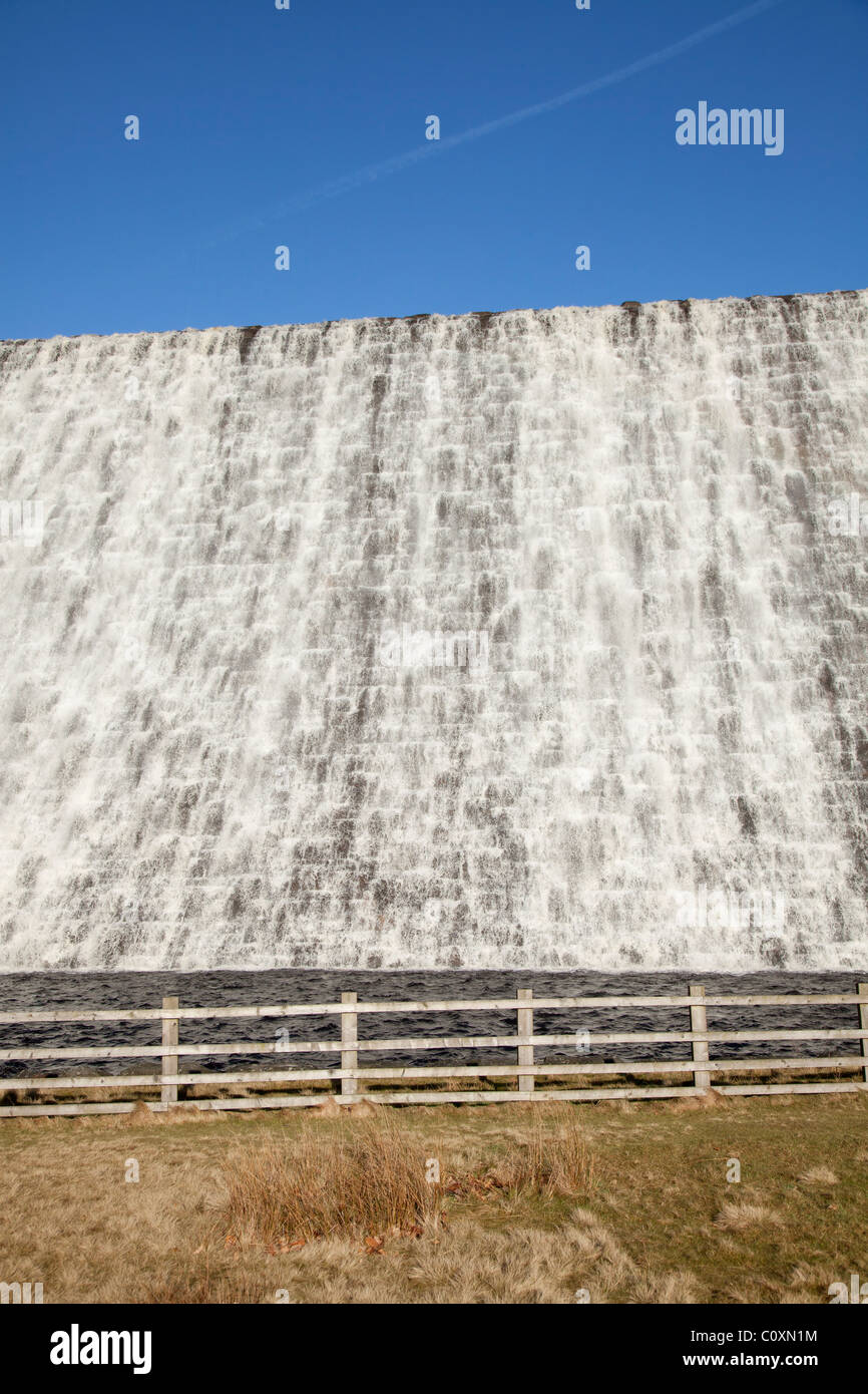 Howden reservoir dam hi-res stock photography and images - Alamy