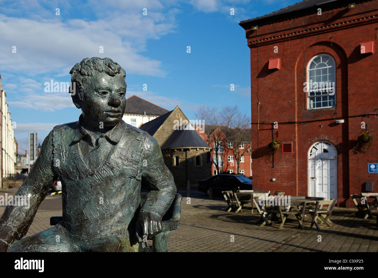 Statue of Dylan Thomas, outside the Dylan Thomas Theatre, Swansea ...