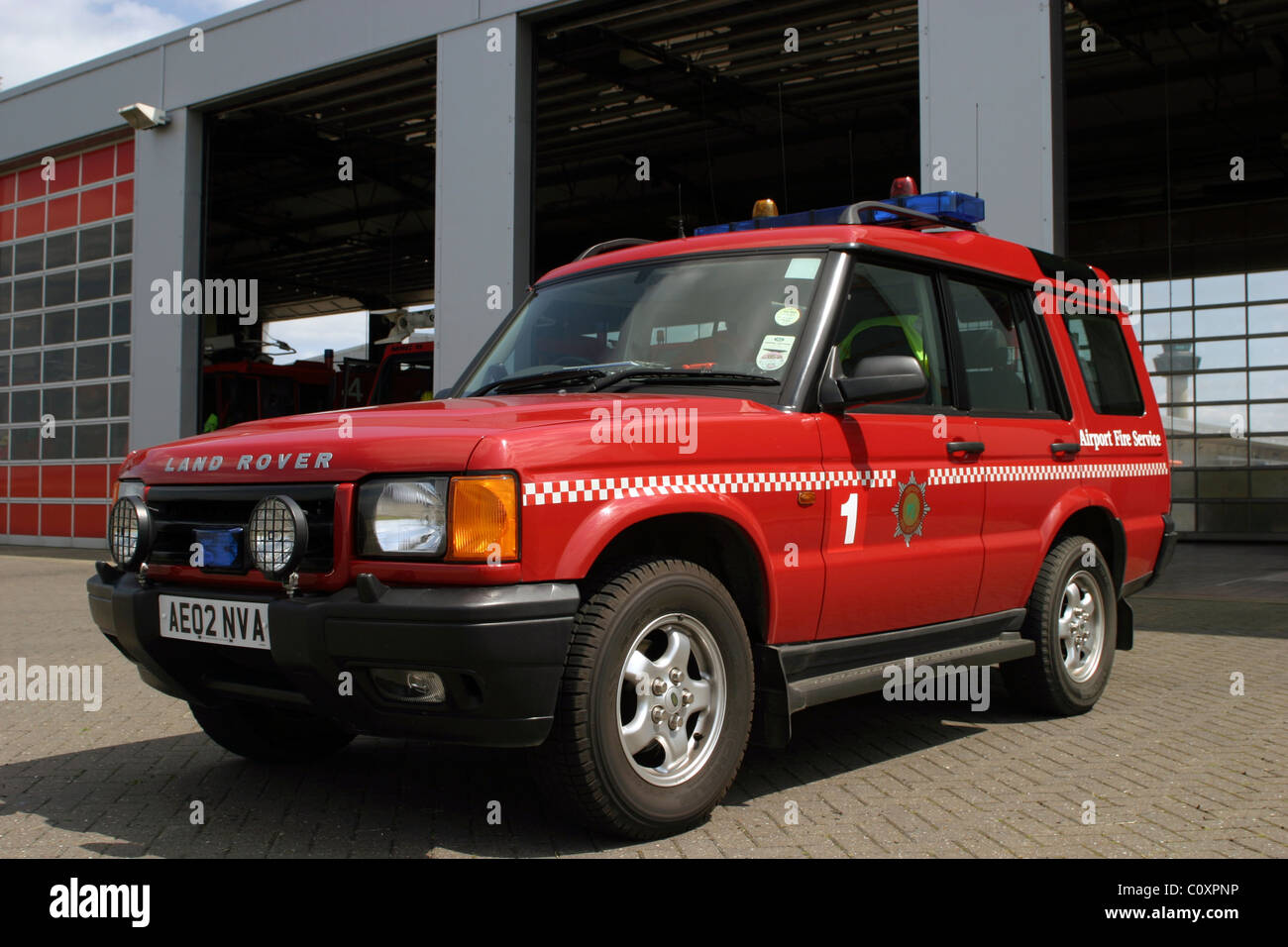 Land rover discovery airport fire chief stansted fire engine hi-res ...