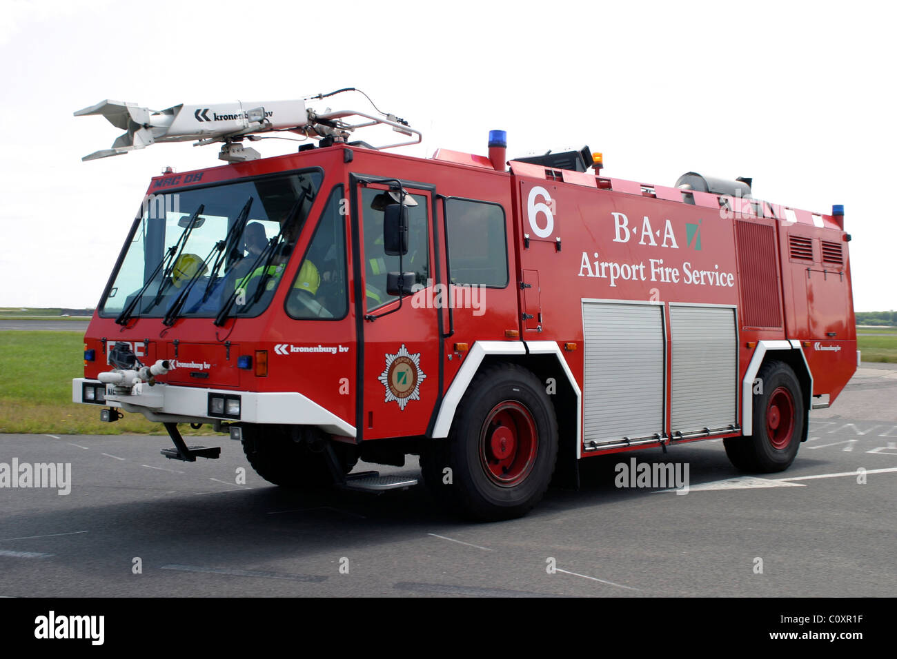 Airport fire engine uk hi-res stock photography and images - Alamy