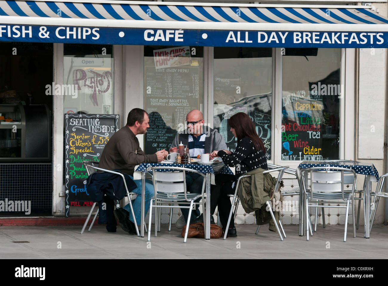 Pavement cafe seating hi-res stock photography and images - Alamy