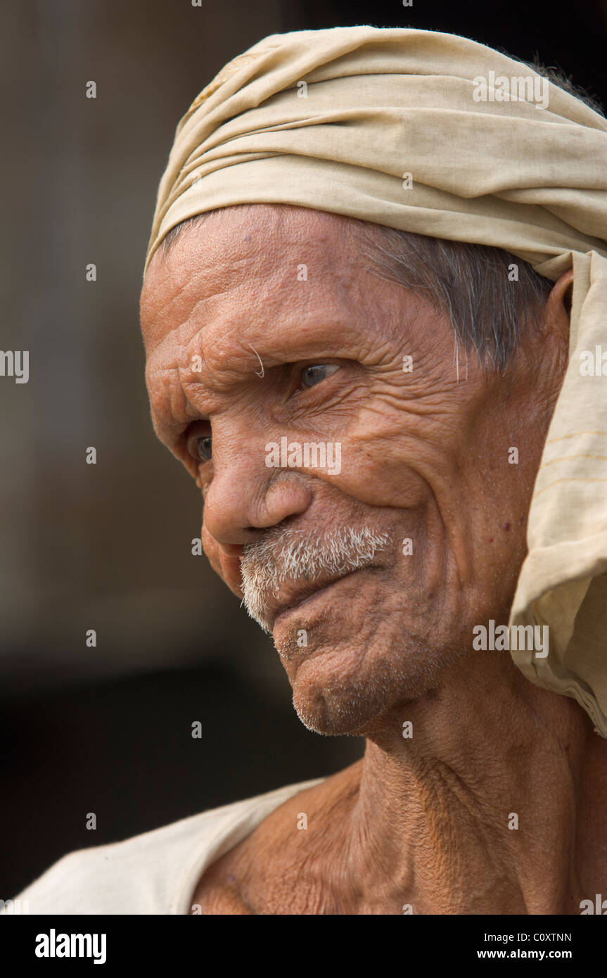 Portrait of an old man wearing a loose turban at the Sonepur Mela ...