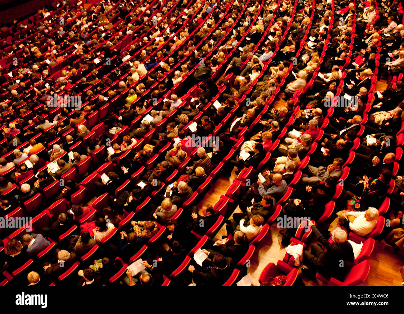 Theatre audience watching hi-res stock photography and images - Alamy