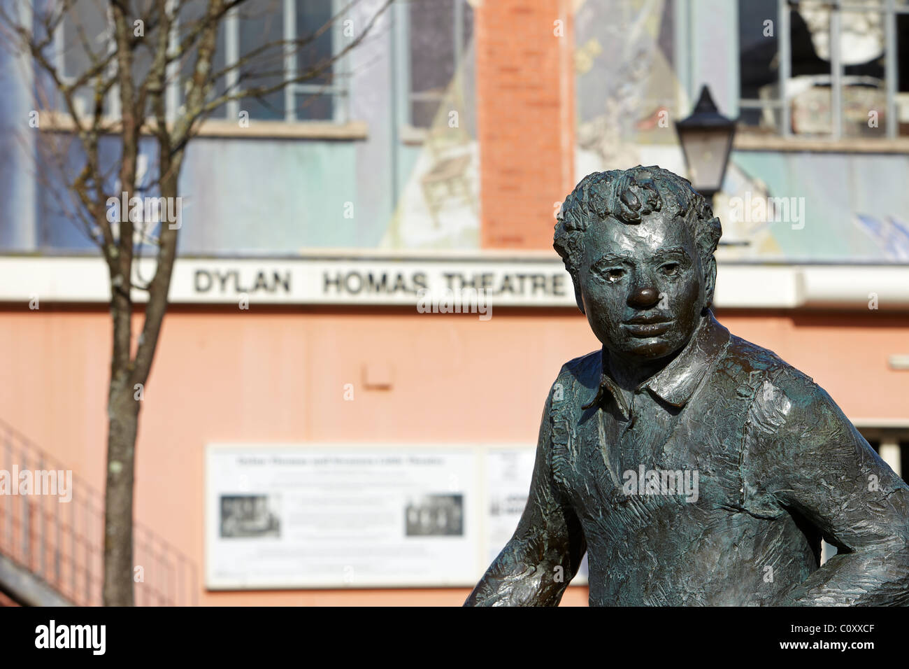 Statue of Dylan Thomas, outside the Dylan Thomas Theatre, Swansea ...
