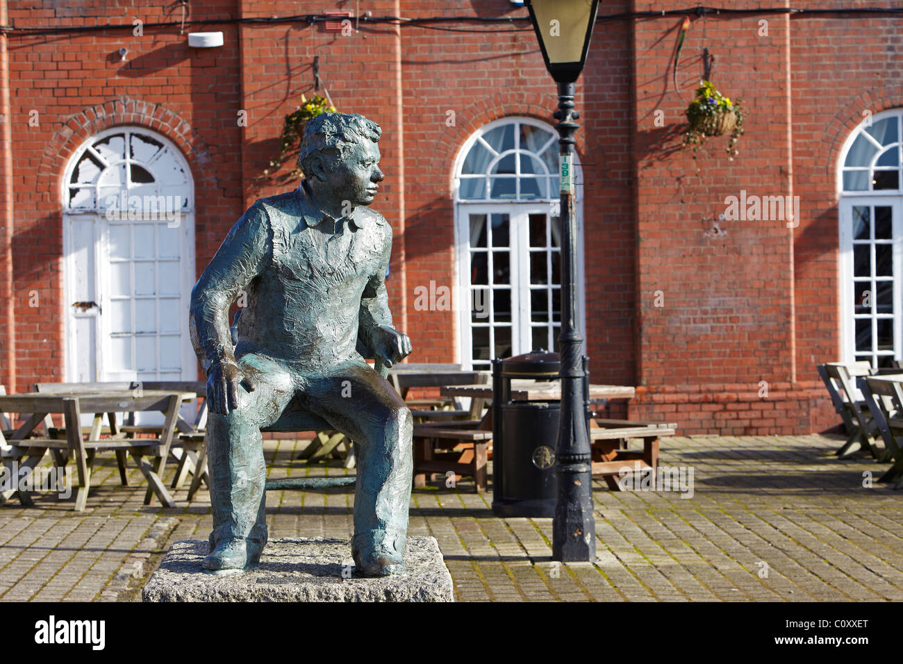 Statue of Dylan Thomas, outside the Dylan Thomas Theatre, Swansea ...