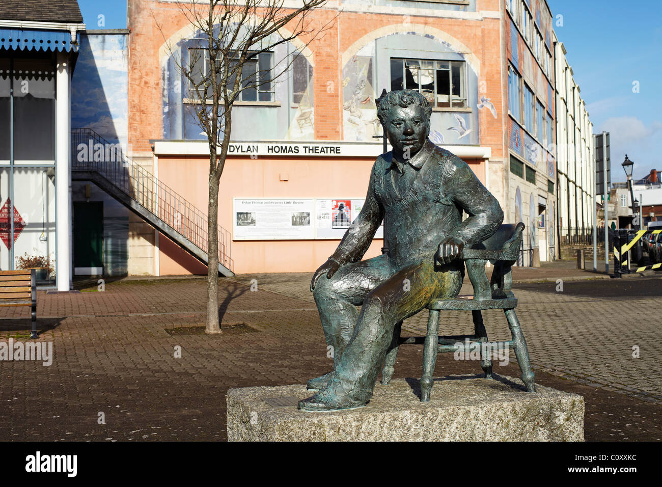 Statue of Dylan Thomas, outside the Dylan Thomas Theatre, Swansea ...
