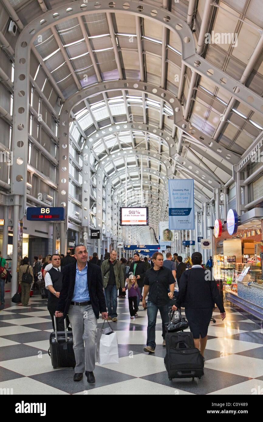 Passengers dragging luggage hi-res stock photography and images - Alamy