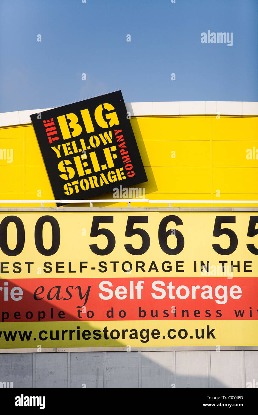 Competing business store hi-res stock photography and images - Alamy