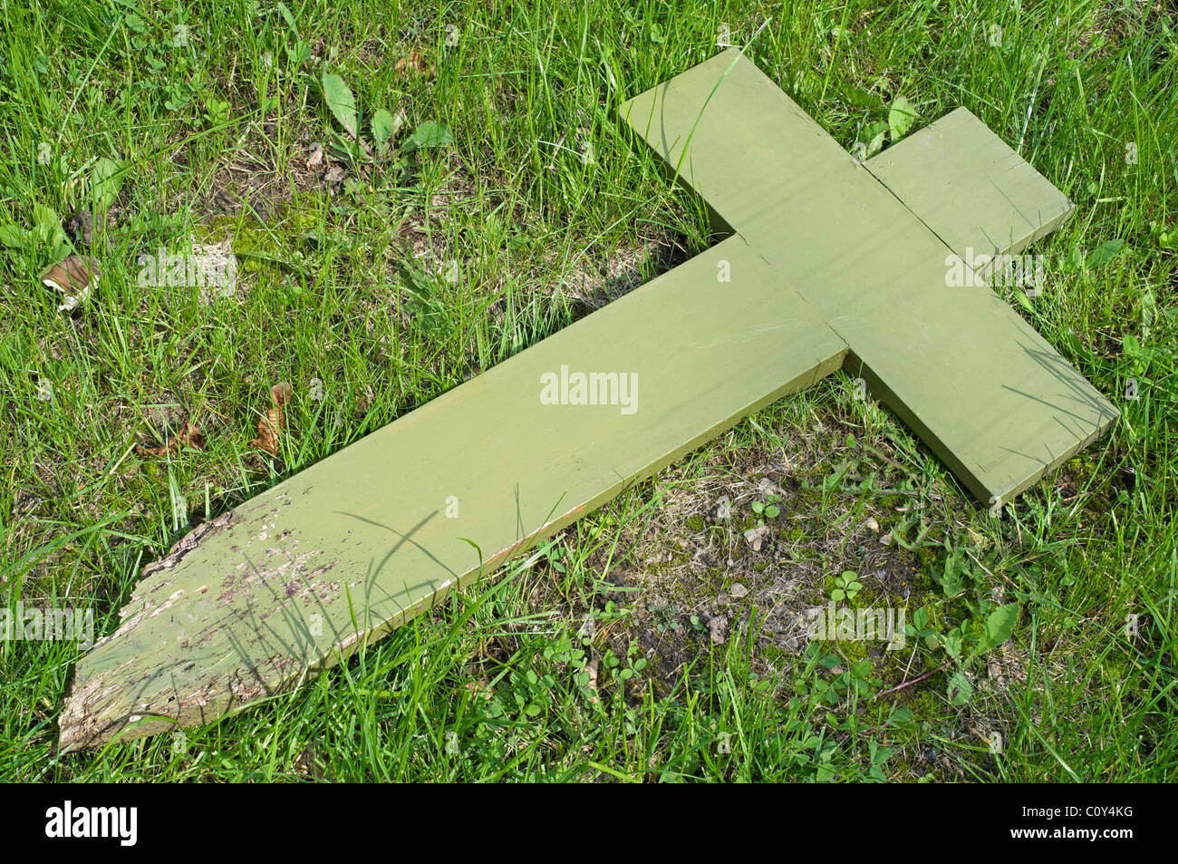 Green wooden cross Stock Photo - Alamy