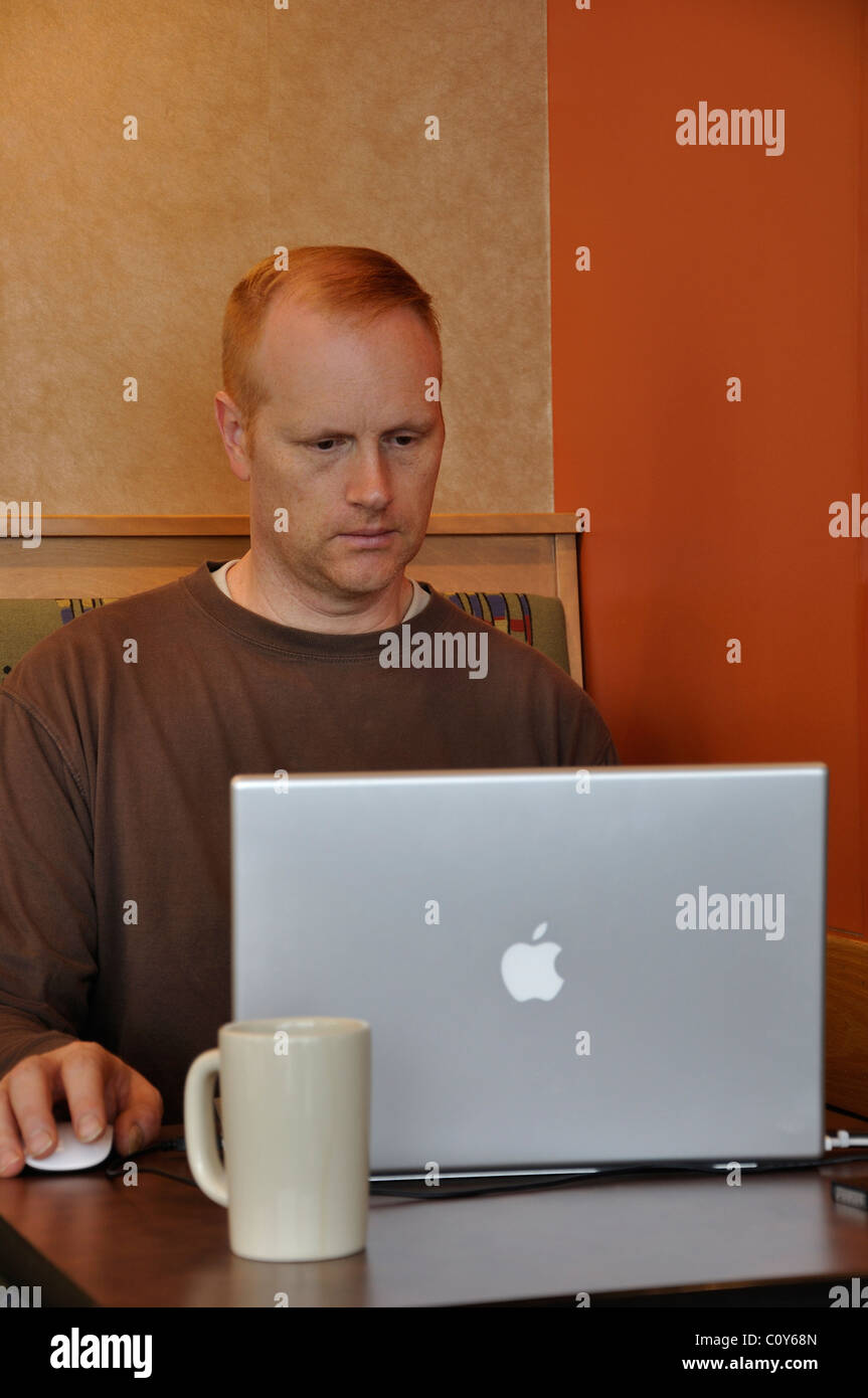 Macbook pro logo hi-res stock photography and images - Alamy