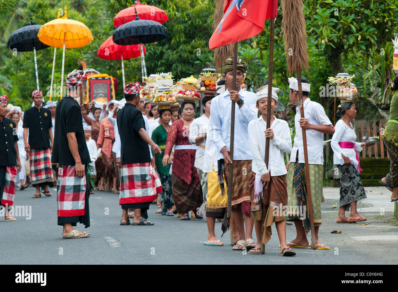 A traditional Hindu temple festival procession in central Bali ...