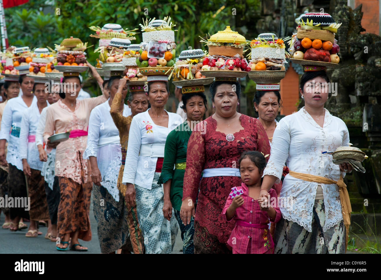 Traditional balinese ceremony offerings hi-res stock photography and ...