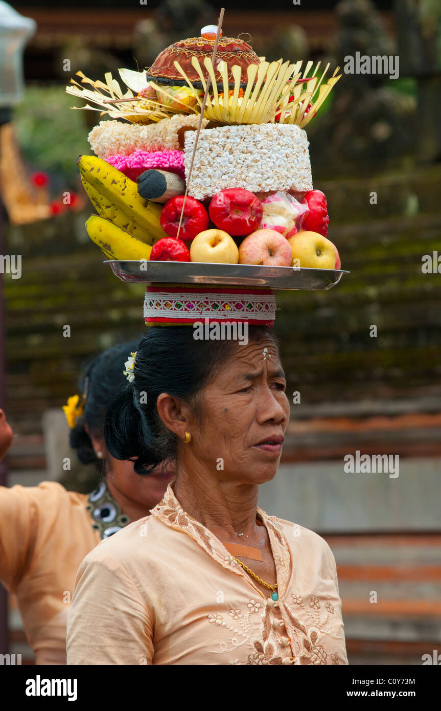 A traditional Hindu temple festival procession in central Bali ...