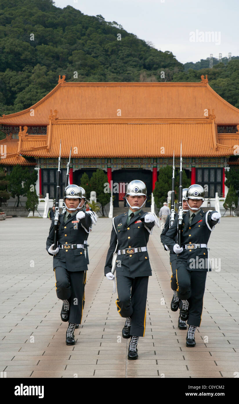 Changing of the Guard at Martyrs Memorial Taipei Stock Photo - Alamy