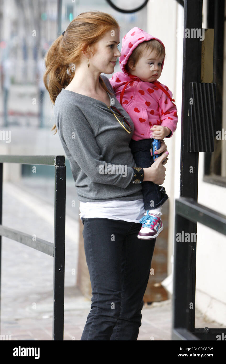 Isla Fisher and her baby shop at Bel bambino store on Robertson ...