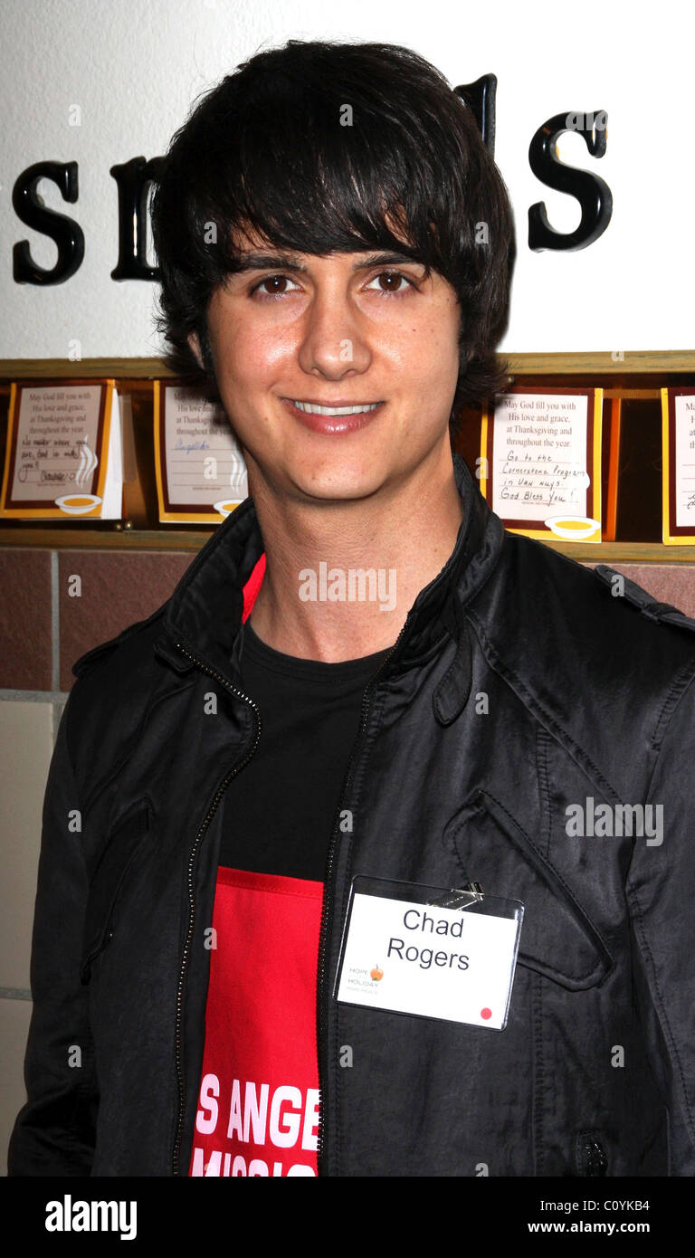 Chad Rogers LA Mission and Anne Douglas Center's Thanksgiving Meal For ...