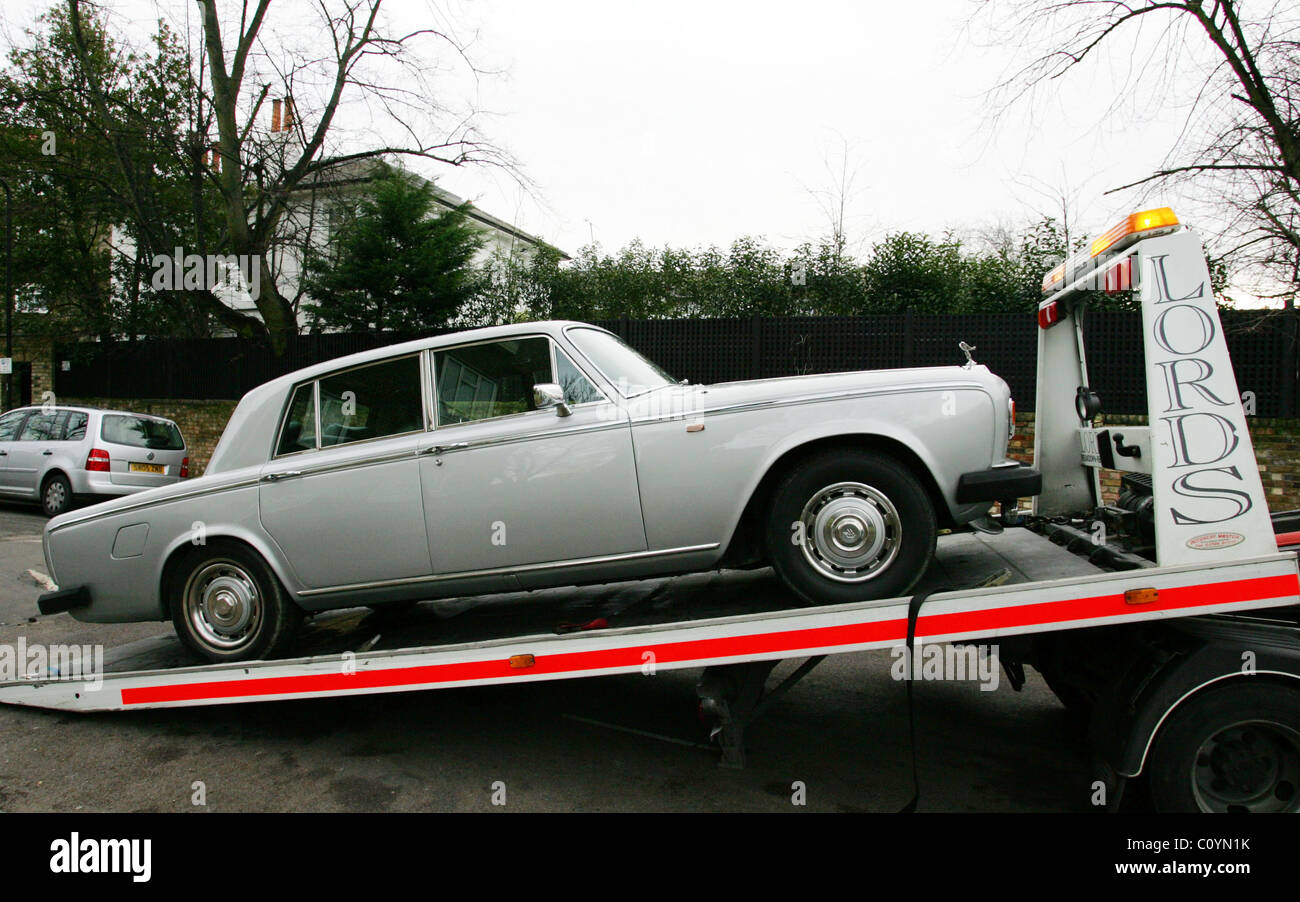 Kate Moss' car being removed on a recovery vehicle for repairs after ...