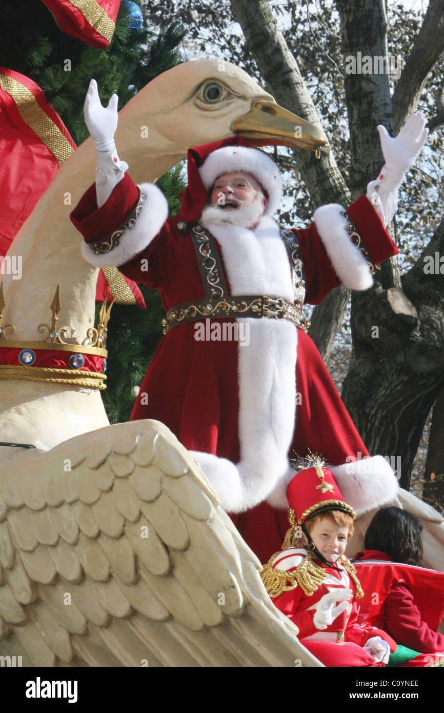 Santa Claus Macy's 82nd Annual Thanksgiving Day Parade New York City ...