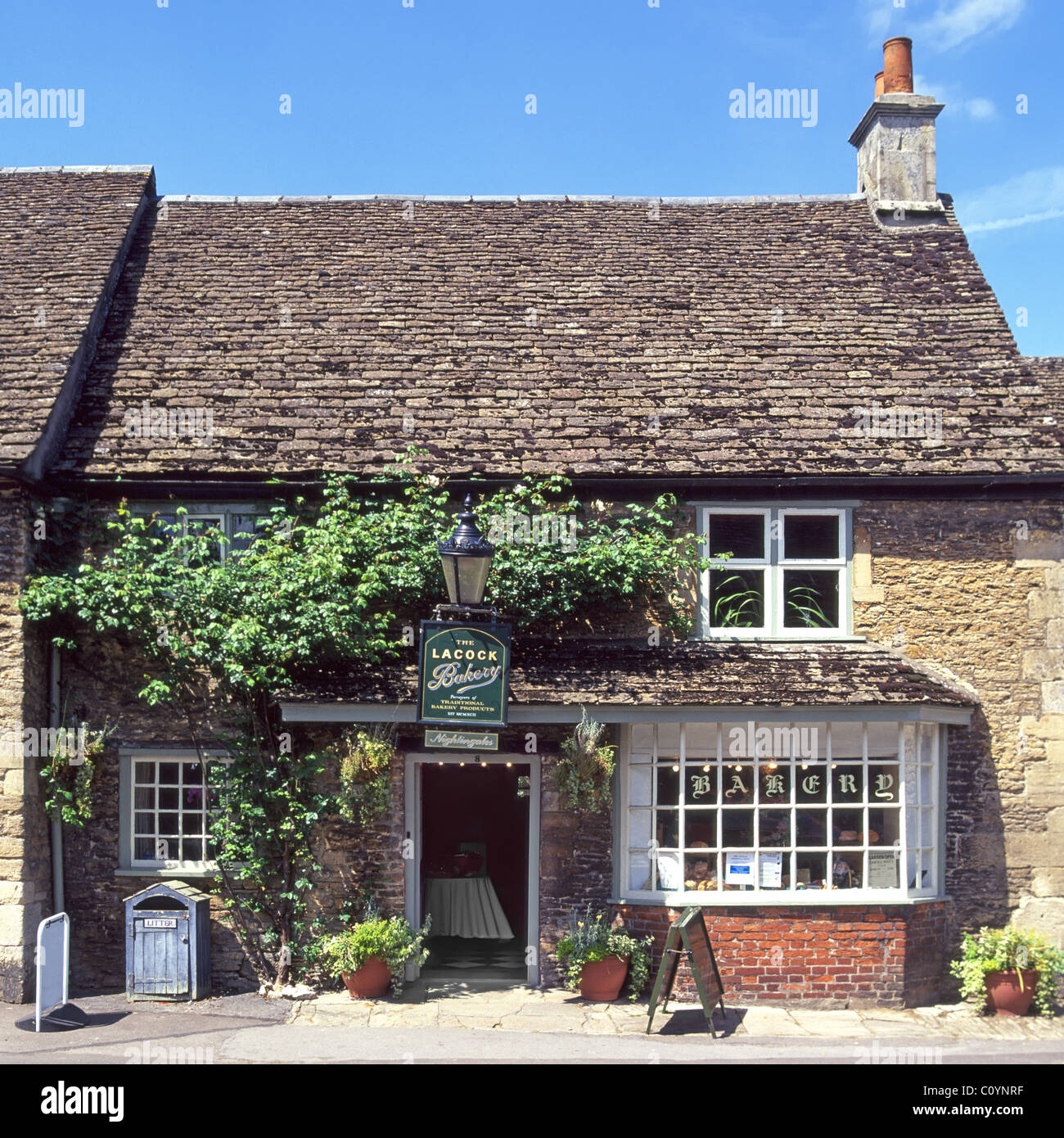 Old English Shop Front High Resolution Stock Photography and Images - Alamy
