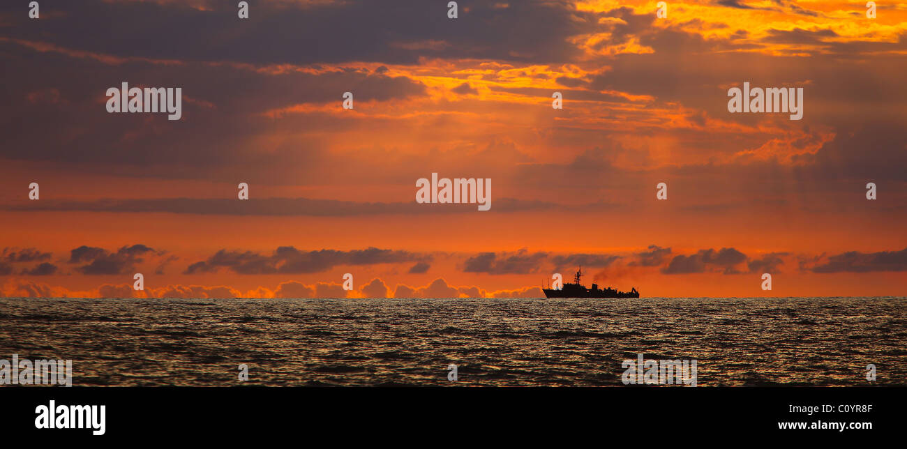 Huge waves ship hi-res stock photography and images - Alamy
