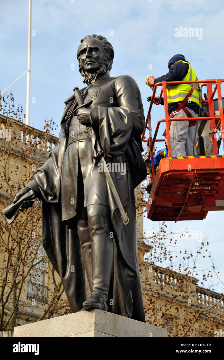 Cleaning statue hi-res stock photography and images - Alamy