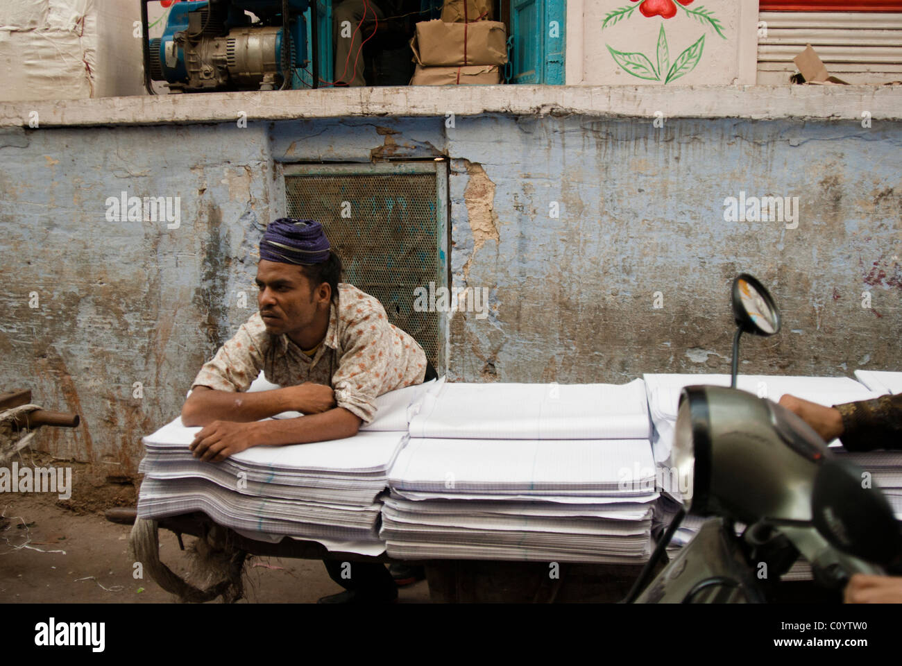 Indian man selling paper on streets of Old Delhi Stock Photo - Alamy