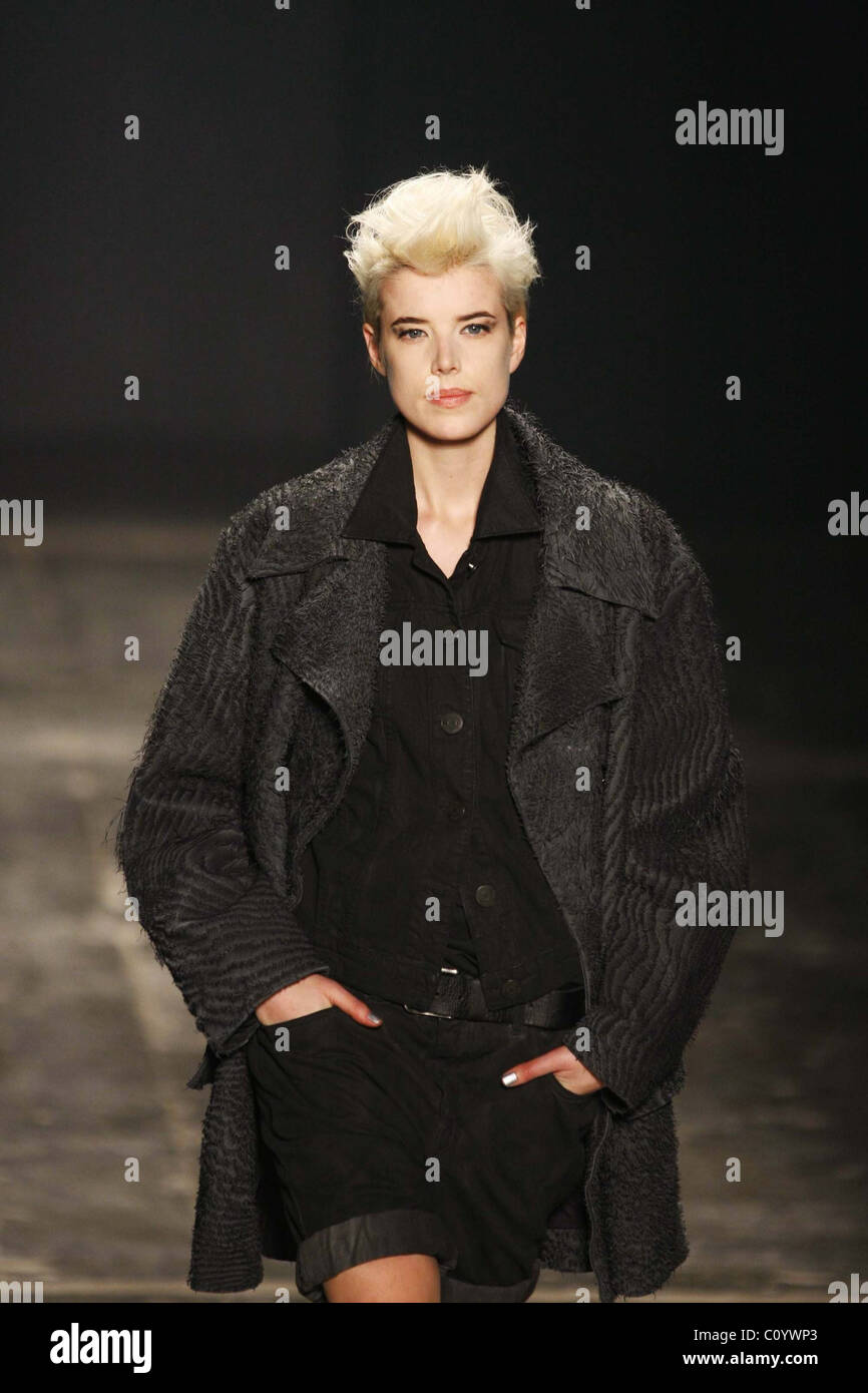 English model, Agyness Deyn on the catwalk for the Brazilian label ...