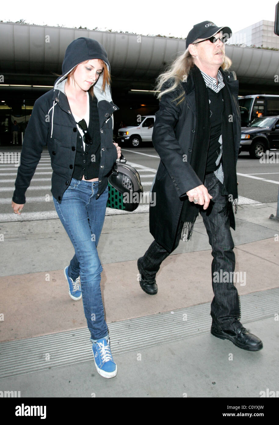 Kristen Stewart arriving at LAX with her father, who didn't seem happy ...