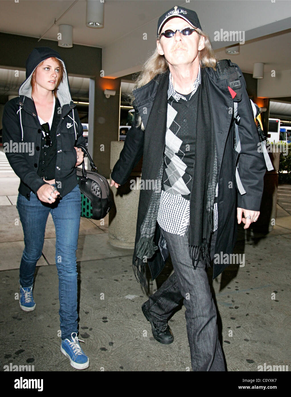 Kristen Stewart arriving at LAX with her father, who didn't seem happy ...
