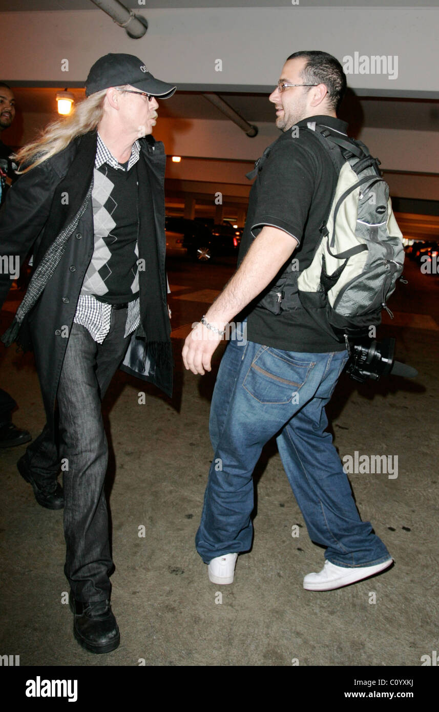 Kristen Stewart arriving at LAX with her father, who didn't seem happy ...