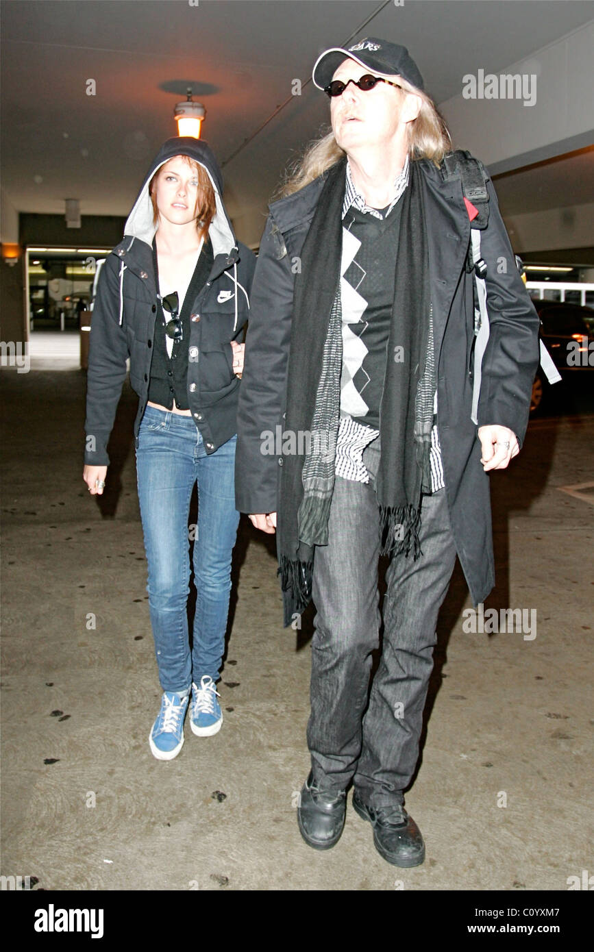 Kristen Stewart arriving at LAX with her father, who didn't seem happy ...