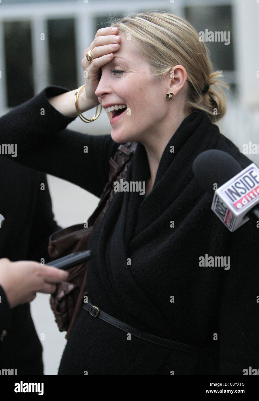 Gossip Girl' star Kelly Rutherford, who is four months pregnant, leaves ...