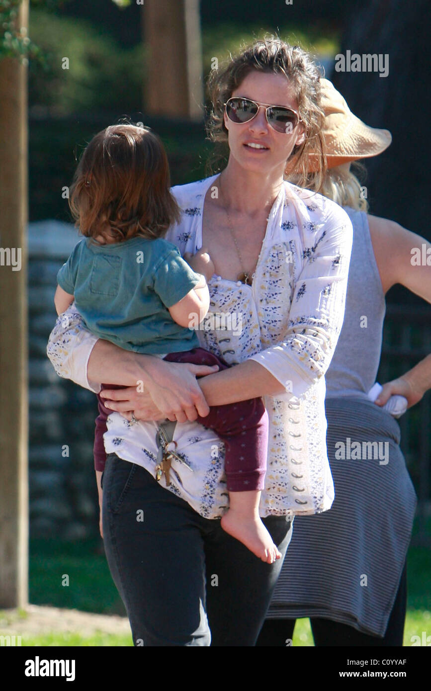 Actress Amanda Peet and daughter Frances playing in Beverly Hills Park ...