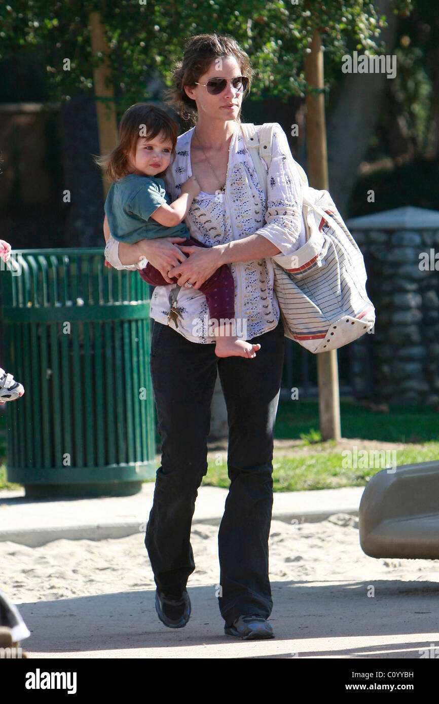 Actress Amanda Peet and daughter Frances playing in Beverly Hills Park ...