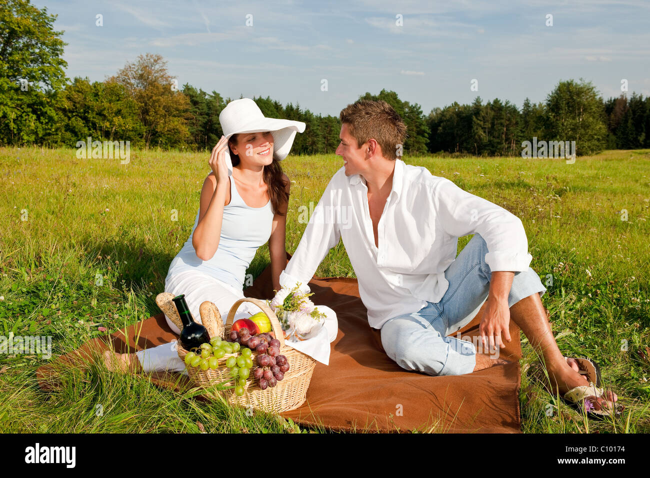 Picnic couple retro hi-res stock photography and images - Alamy