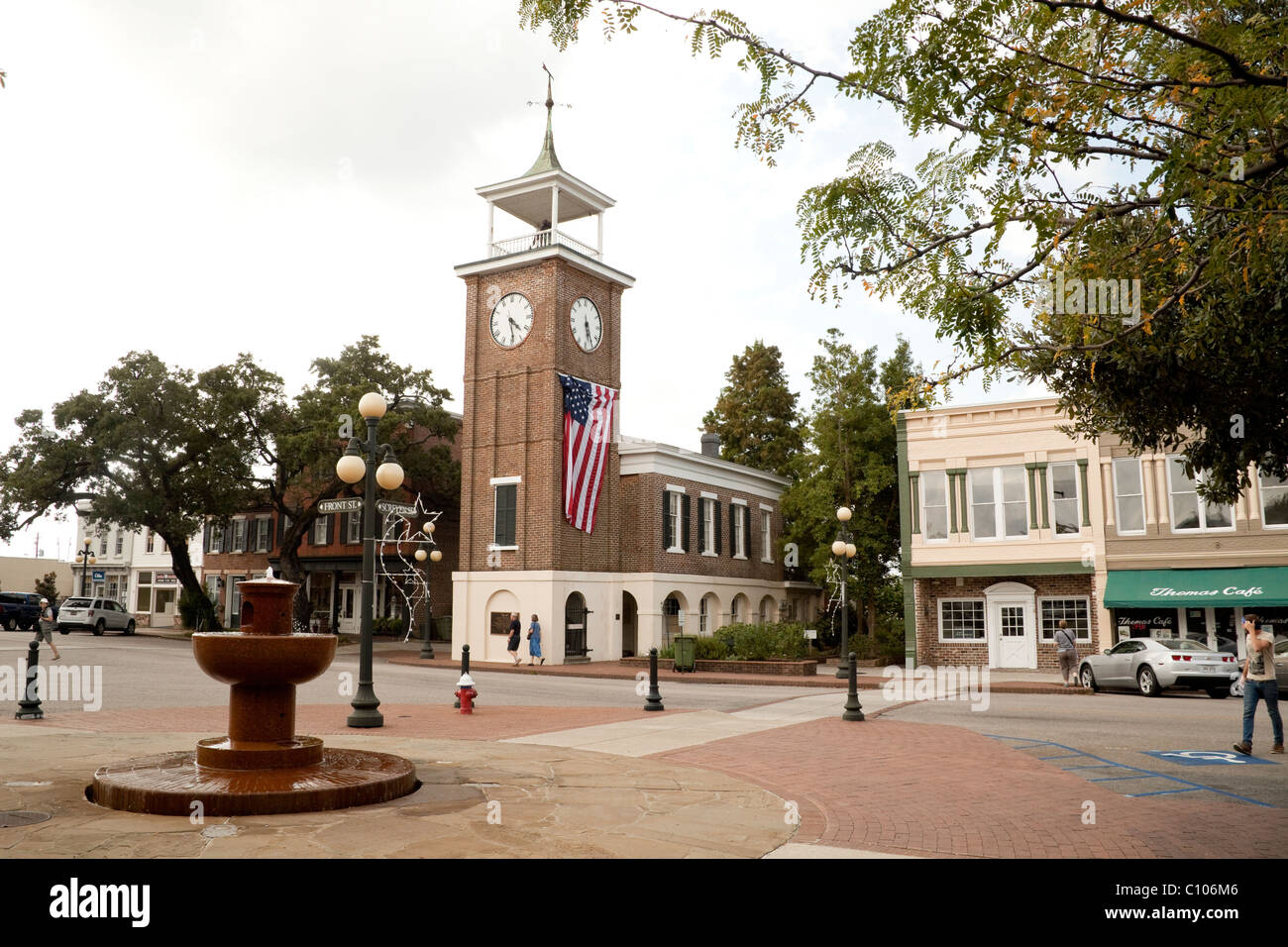 Georgetown town square with fountain Stock Photo - Alamy
