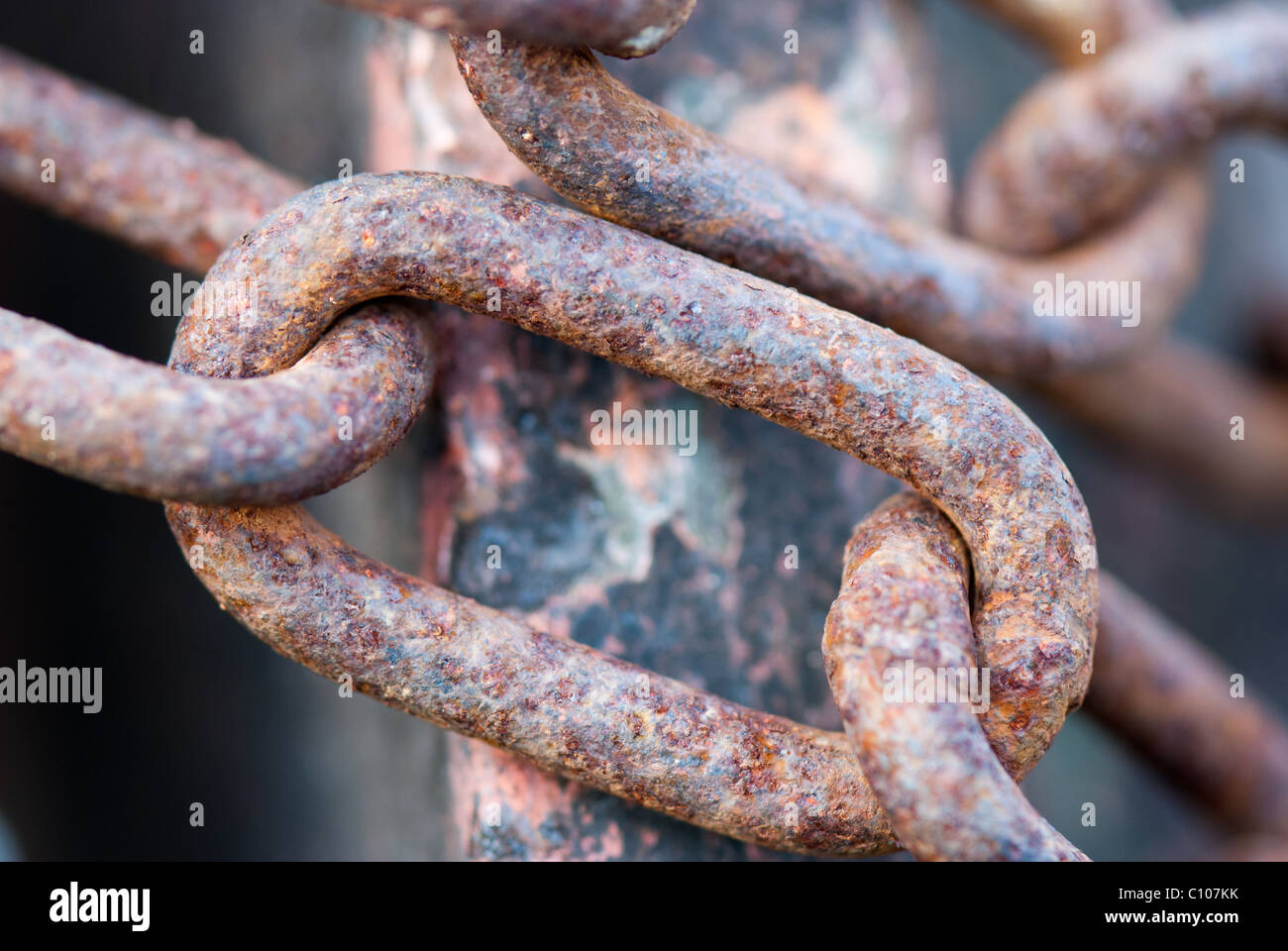 Rusty chain link hi-res stock photography and images - Alamy