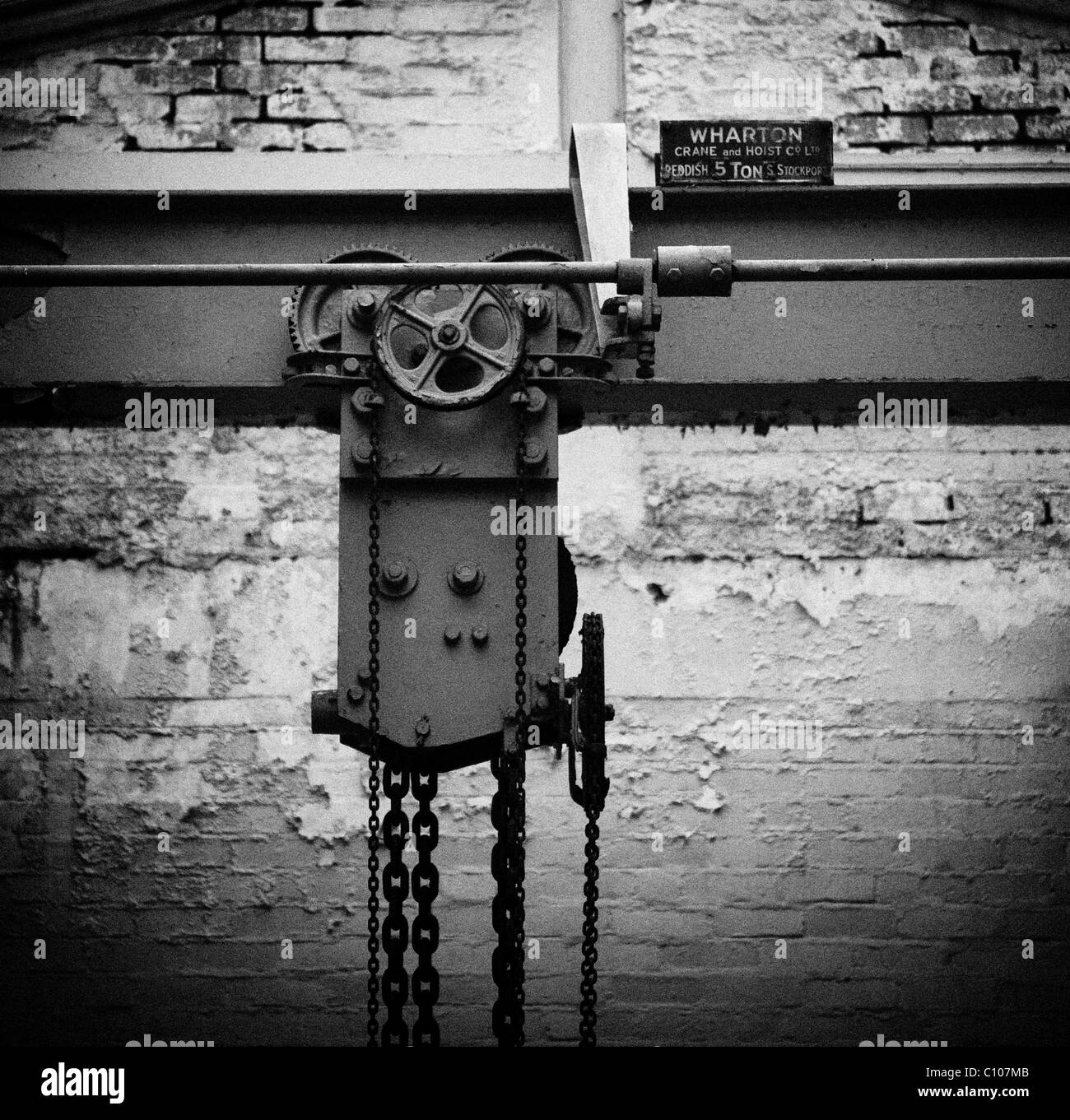 Hoist beam hi-res stock photography and images - Alamy