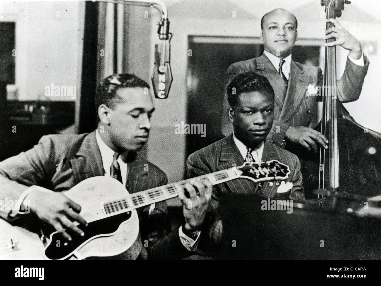 NAT KING COLE TRIO US musician, singer and jazz pianist at centre Stock ...
