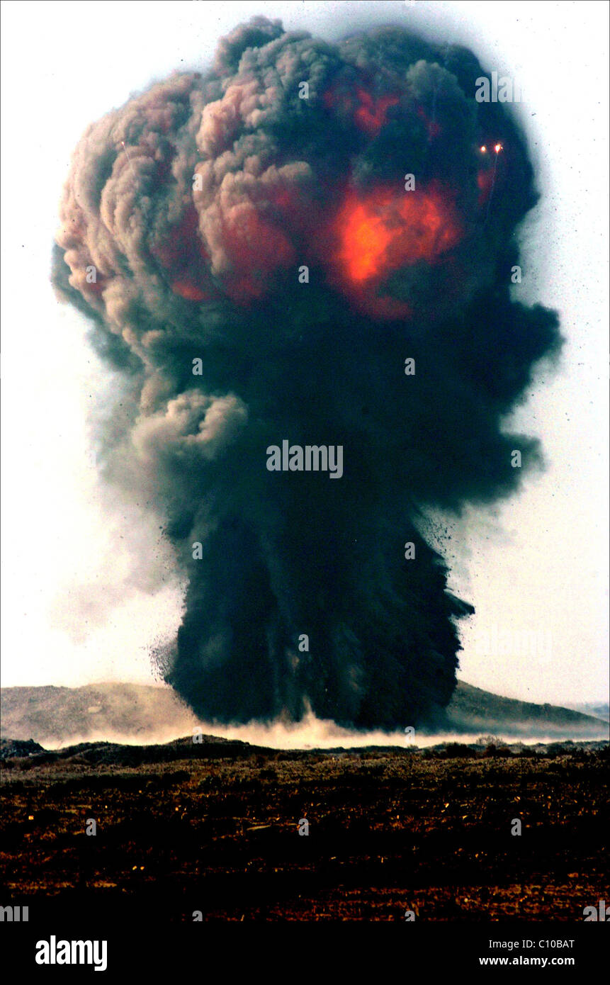 A large explosion of 3 tones of old Iraq artillery rounds Stock Photo ...