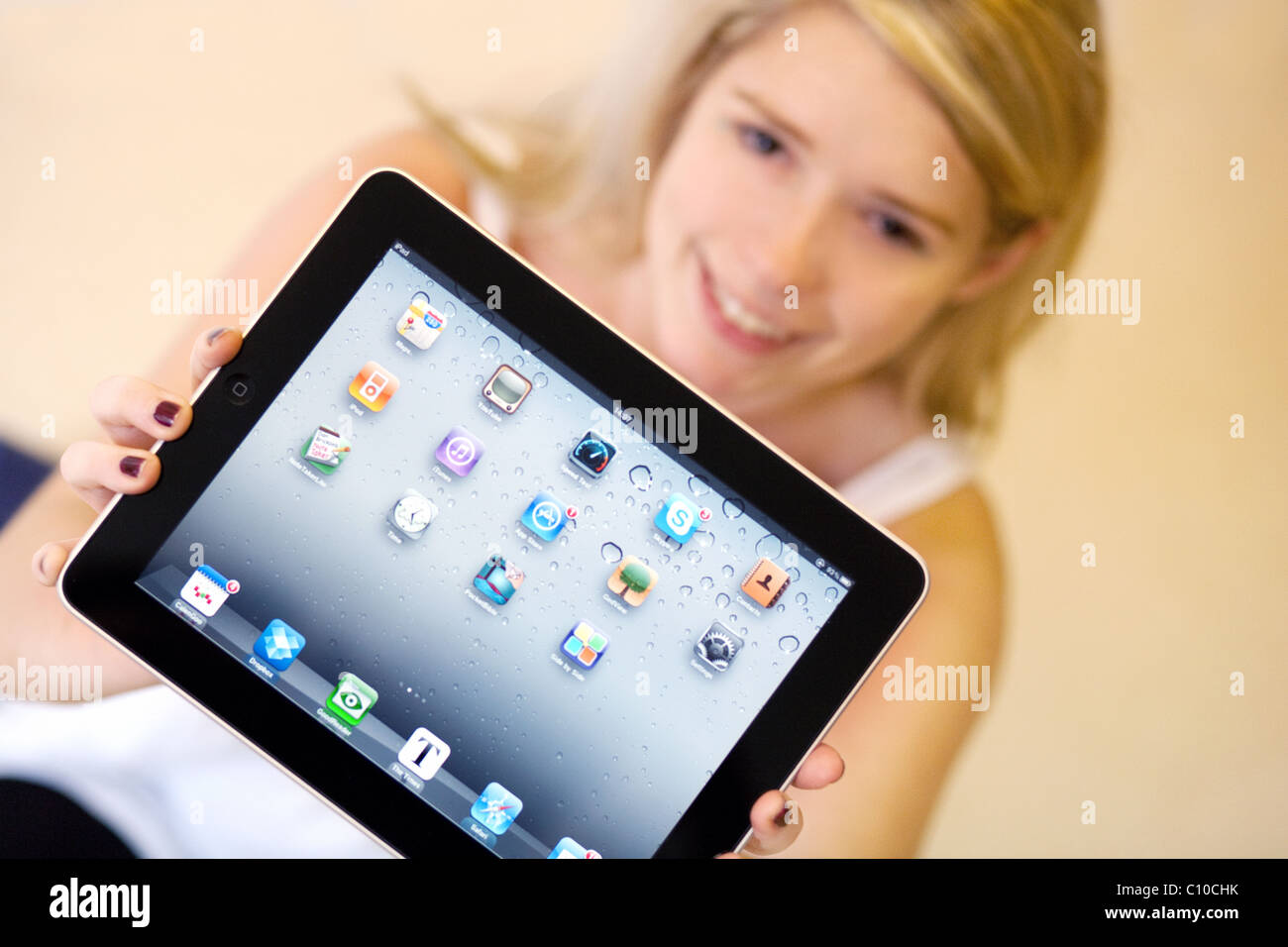 Teen teens teenager teenagers apple hi-res stock photography and images ...