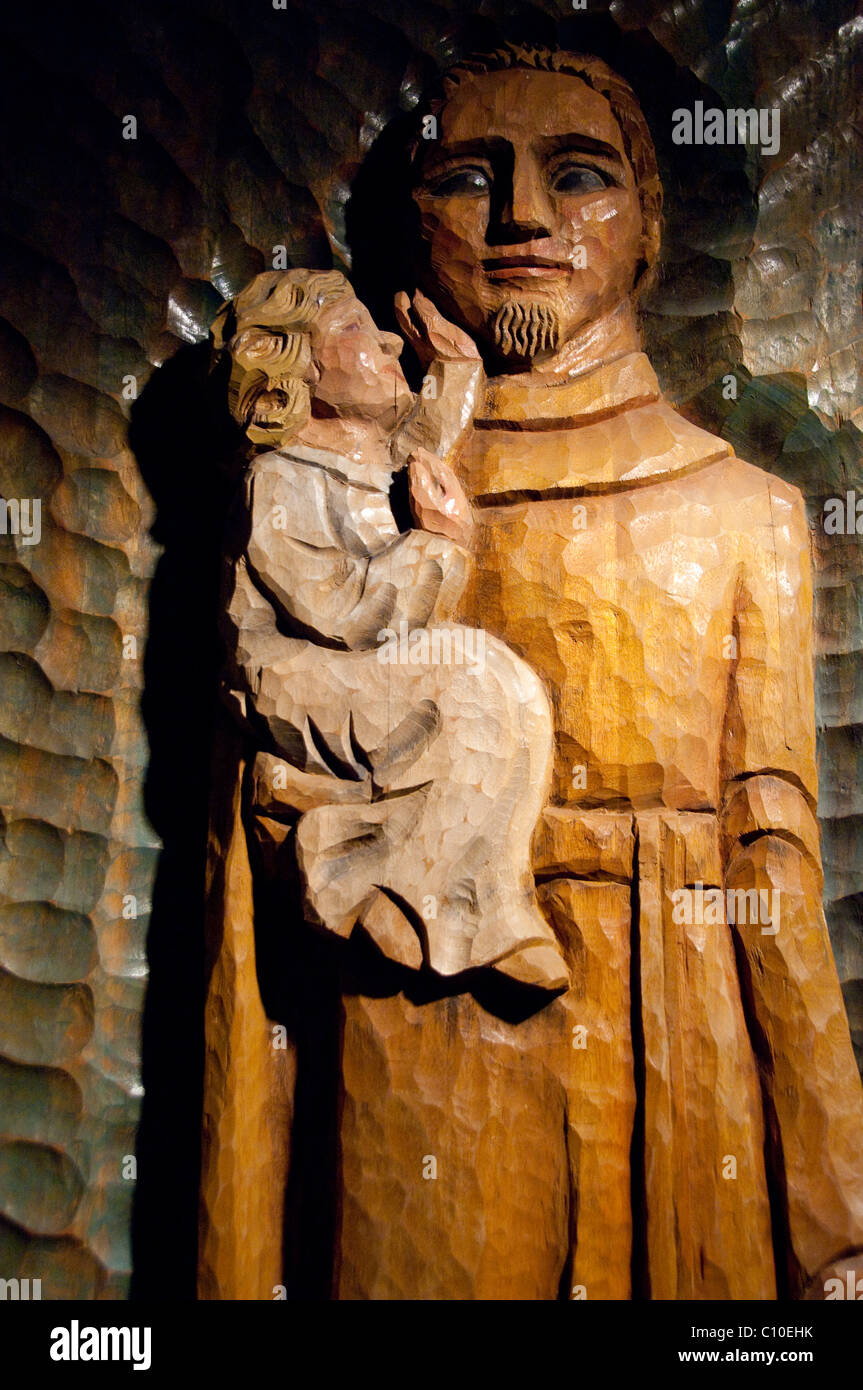 Atelier traditional wood carving hand hi-res stock photography and ...