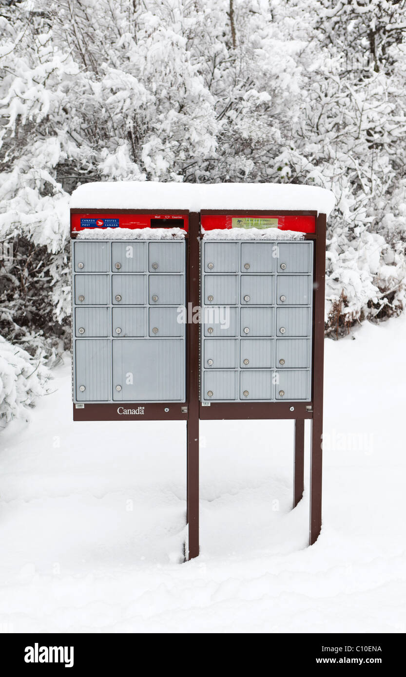 Covered mailboxes hi-res stock photography and images - Alamy